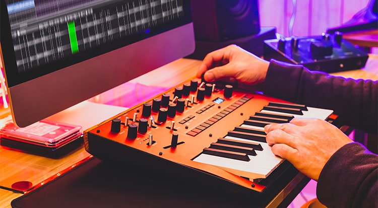 Piano, arrangeur, synthétiseur, clavier MIDI… Quel clavier musical ...