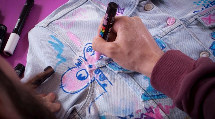 Tuto veste en jean « Pinky Monster » par BrunoGraffer avec Posca | Cultura