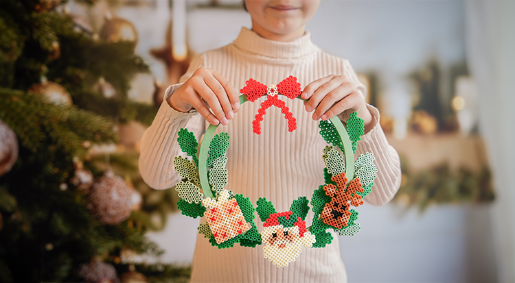Tuto couronne de Noël décorée avec des perles à repasser | Cultura