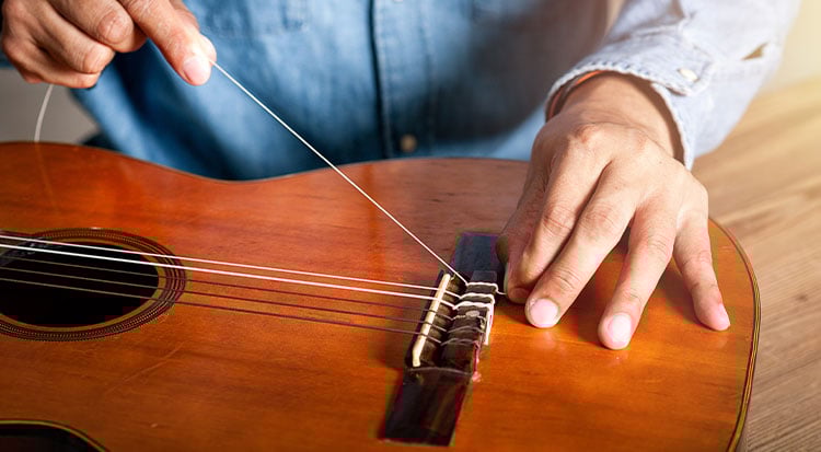 Comment changer une corde de guitare ? | Cultura