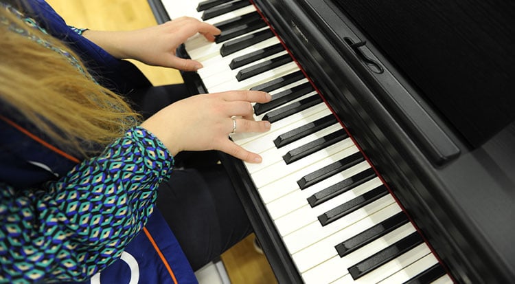 Piano, arrangeur, synthétiseur, clavier MIDI… Quel clavier musical ...