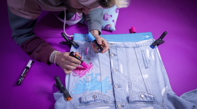 Tuto veste en jean « Pinky Monster » par BrunoGraffer avec Posca | Cultura